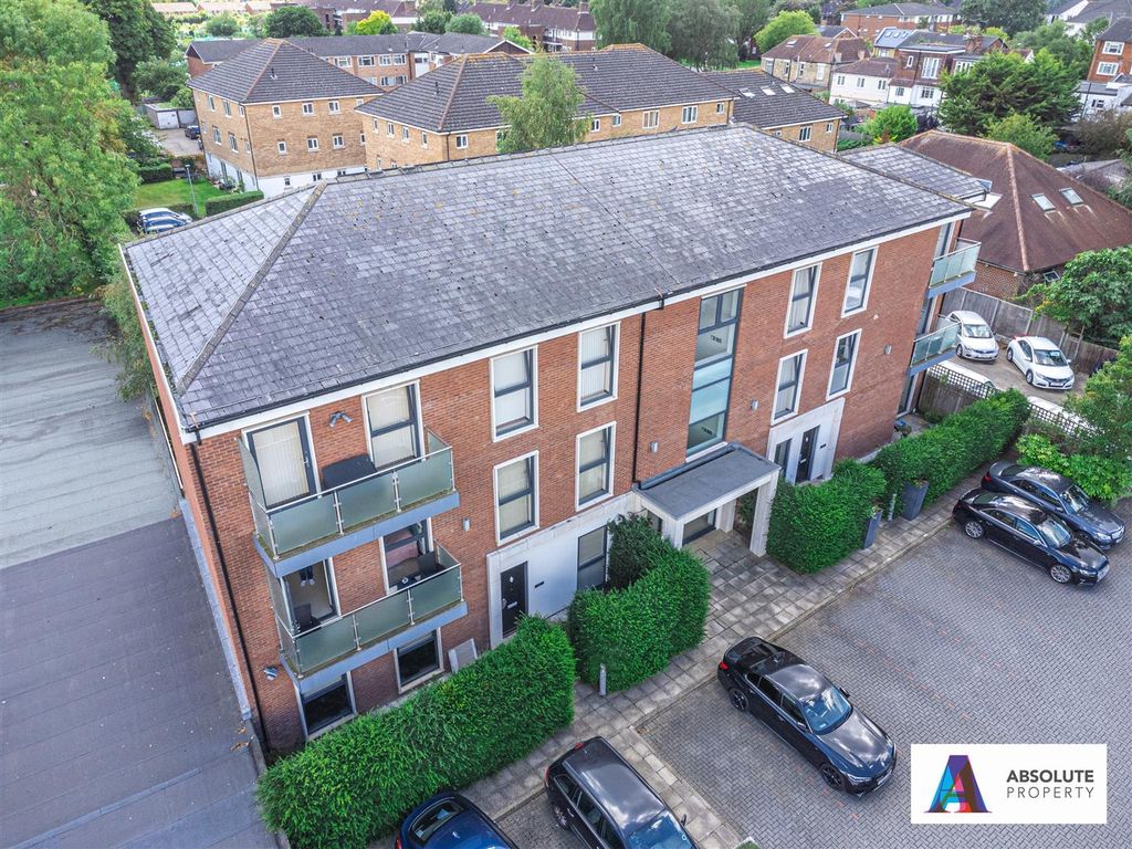 3 bed flat for sale in Bramley Road, London N14, £550,000 - Zoopla