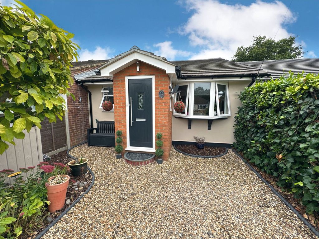 2 Bed Bungalow For Sale In Chiltern Avenue Farnborough Gu14 £325 000