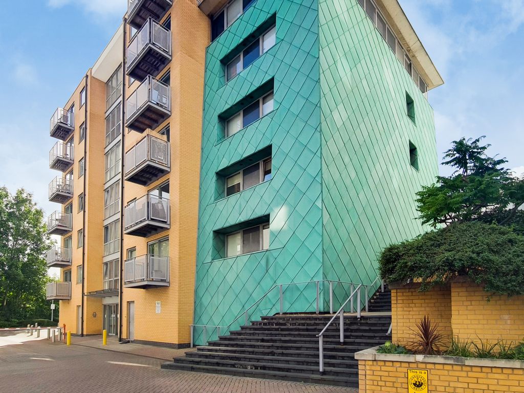 2 bed flat to rent in Deals Gateway, London SE13, £2,000 pcm - Zoopla