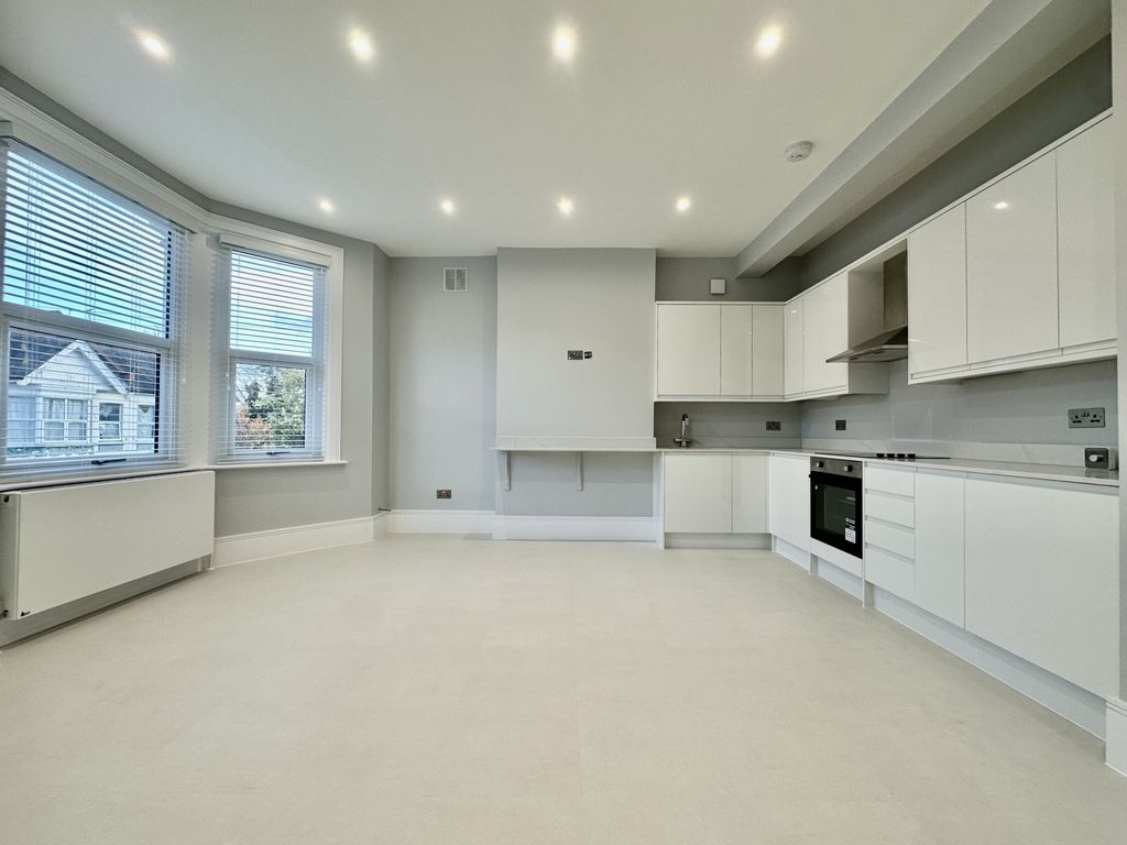 2 bed flat to rent in Queens Road, Bromley BR1, £2,000 pcm - Zoopla