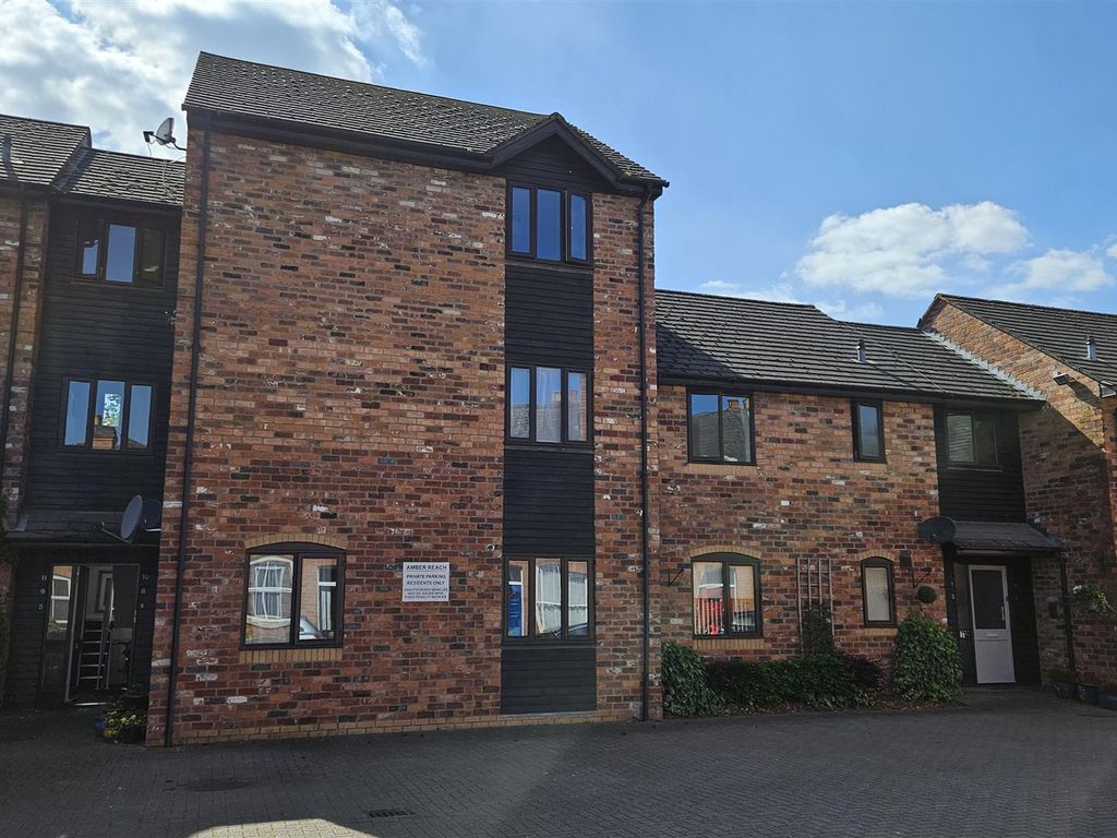 2 bed flat for sale in Spring Lane, Worcester WR5, £135,000 - Zoopla