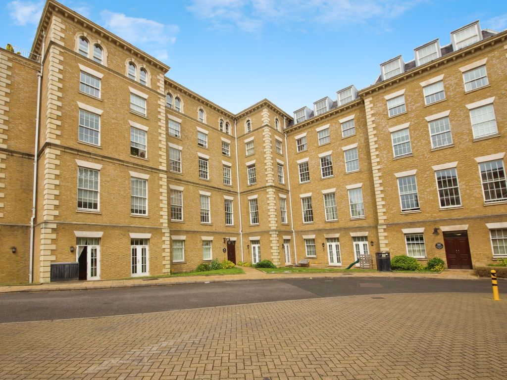 2 bed flat for sale in Royal Drive, London N11, £475,000 - Zoopla