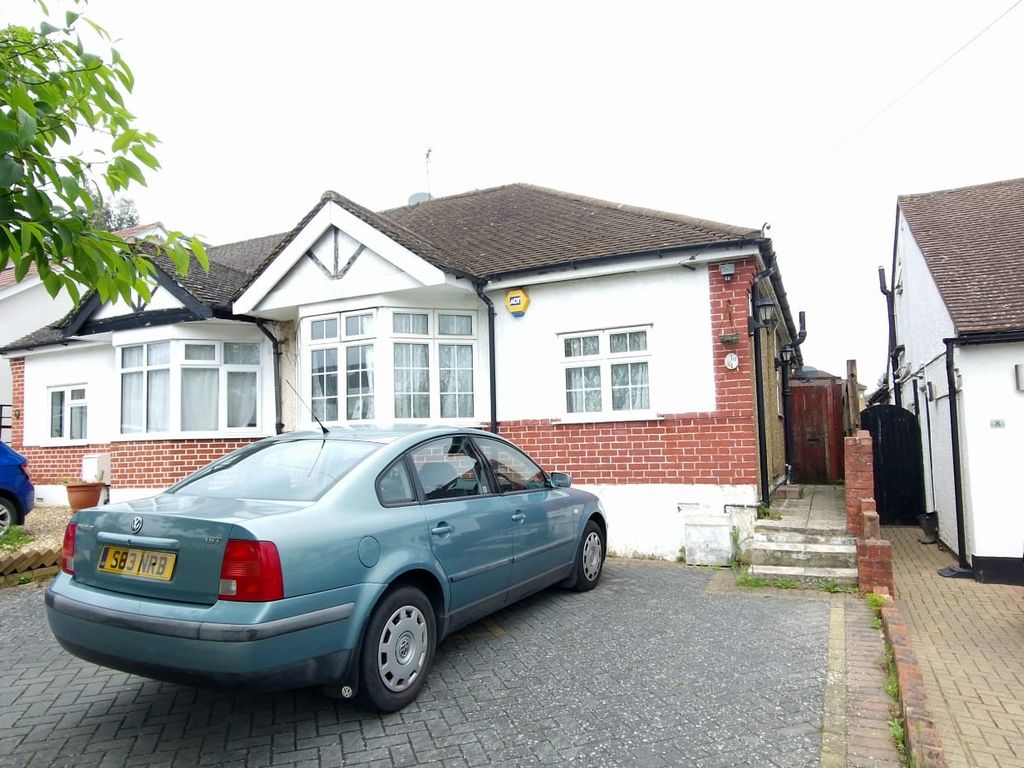 3 Bed Semi Detached Bungalow To Rent In Gerrard Gardens Pinner Ha5 £