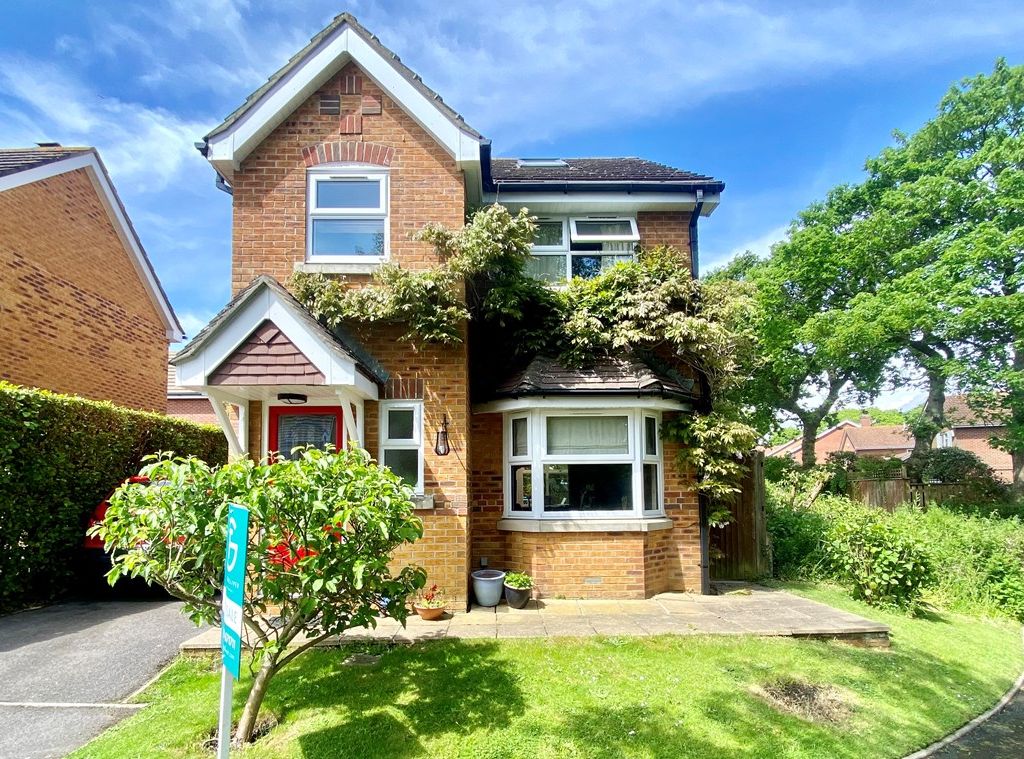 4 bed detached house for sale in Vitre Gardens, Lymington SO41, £ ...