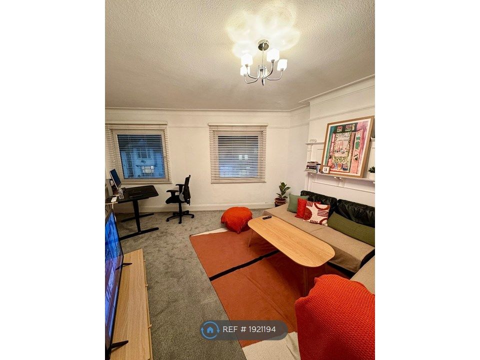 2 bed flat to rent in Ballards Lane, London N3, £1,950 pcm - Zoopla