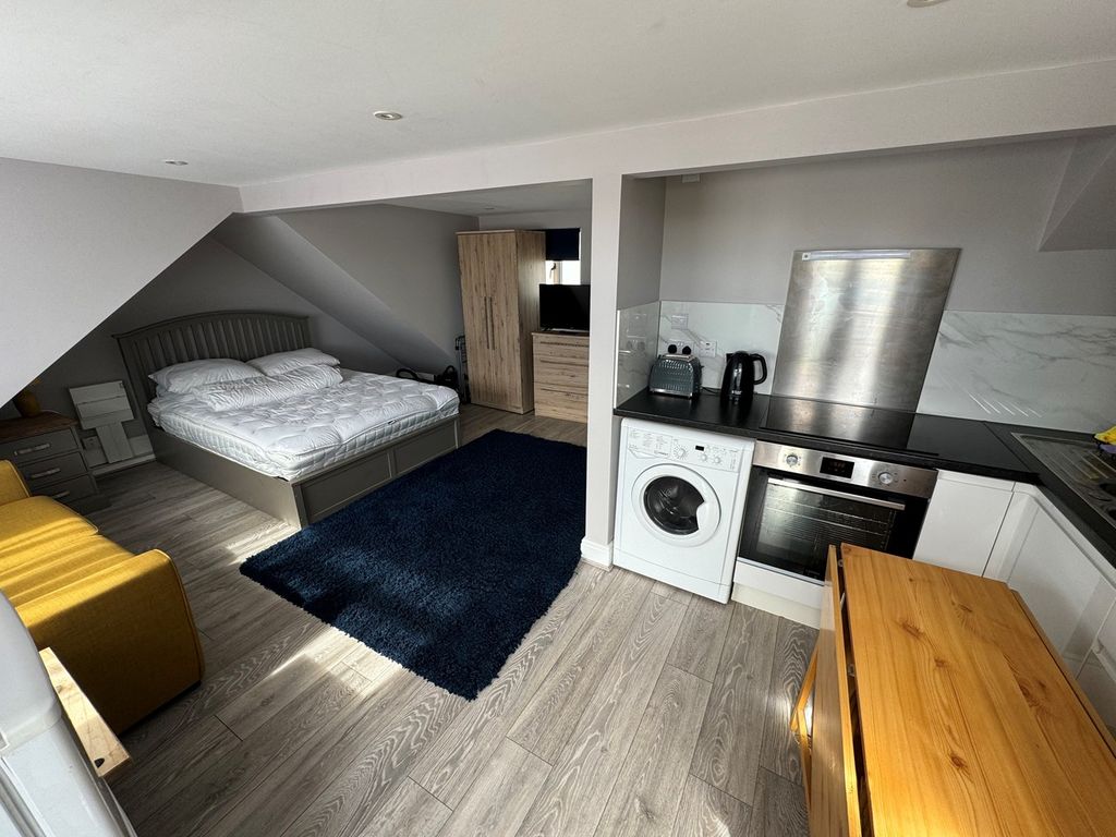 Studio to rent in Clockhouse Lane, Ashford TW15, £900 pcm - Zoopla