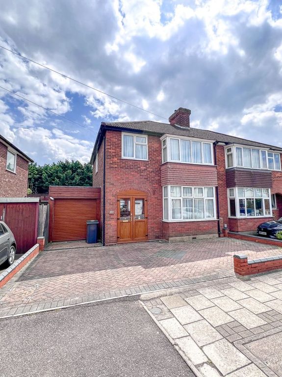 3 Bed Semi Detached House To Rent In Castle Road Bedford Mk40 £2 000