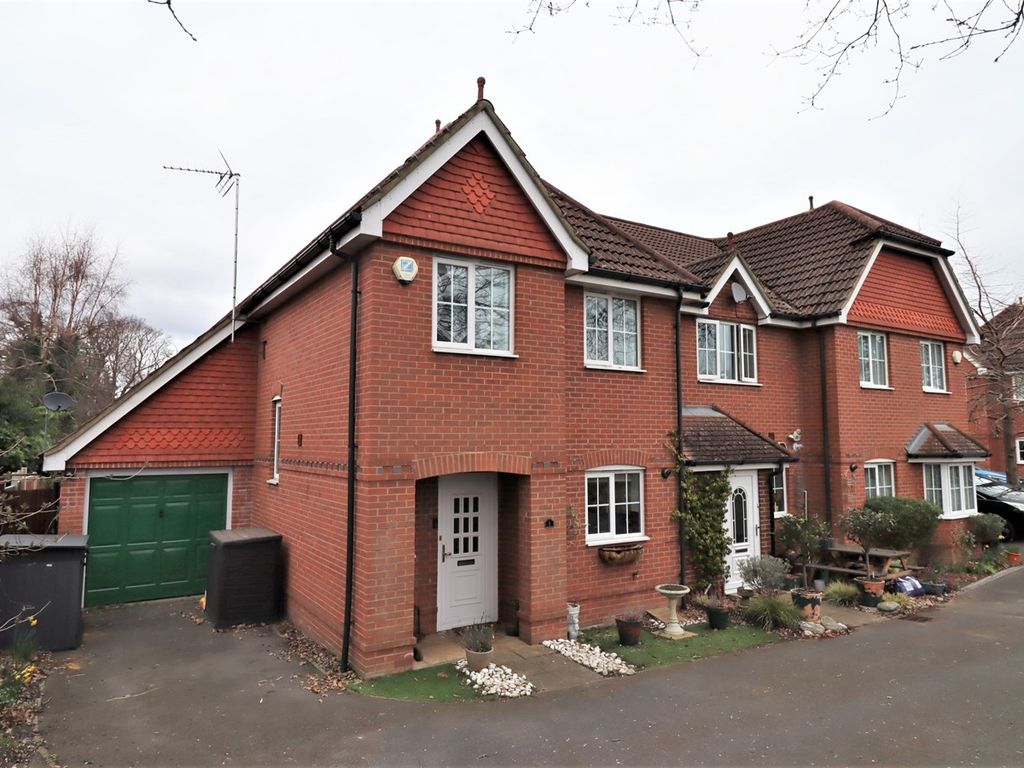 3 Bed End Terrace House For Sale In Victoria Gardens Farnborough Gu14