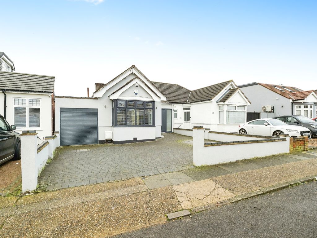3 Bed Bungalow For Sale In Heather Close Rise Park Romford Essex Rm1
