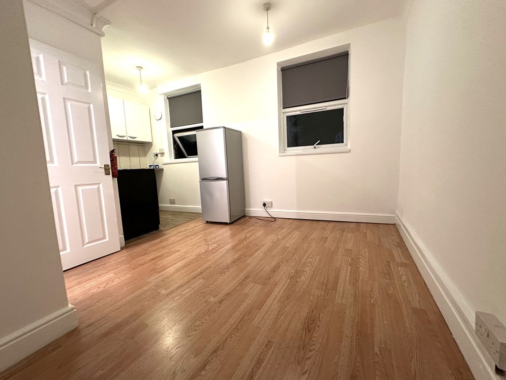1 bed flat to rent in Broad Lane, London N15, £1,275 pcm - Zoopla