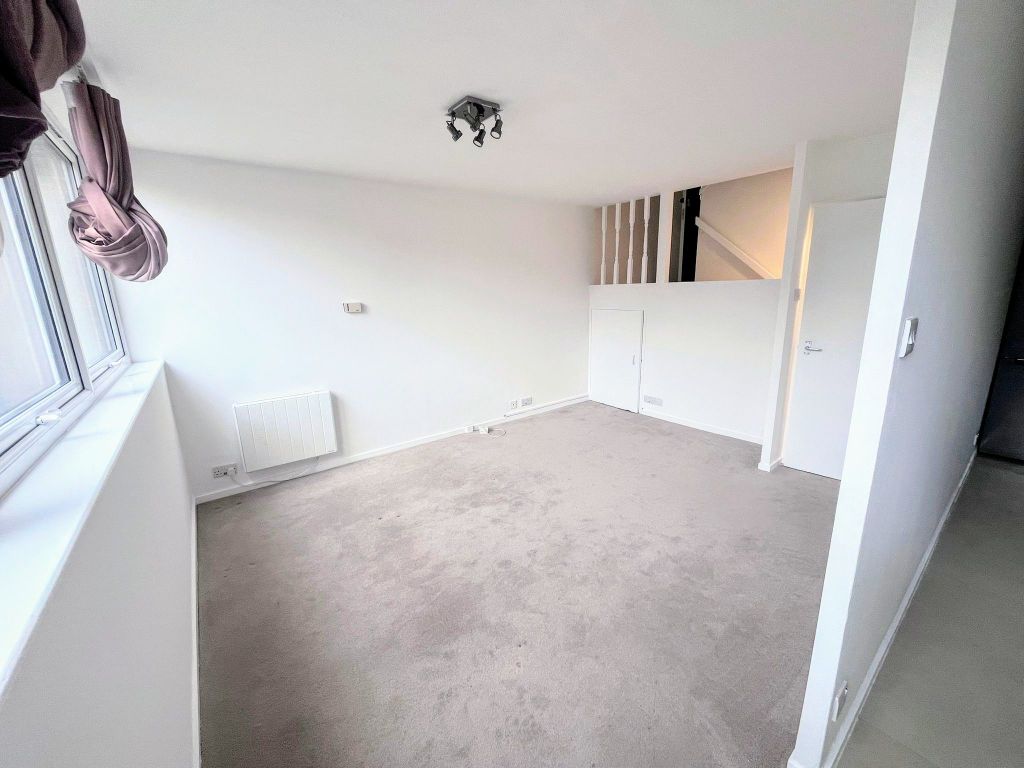 2 bed flat to rent in Forest Court, Holden Avenue, London N12, £1,950 ...