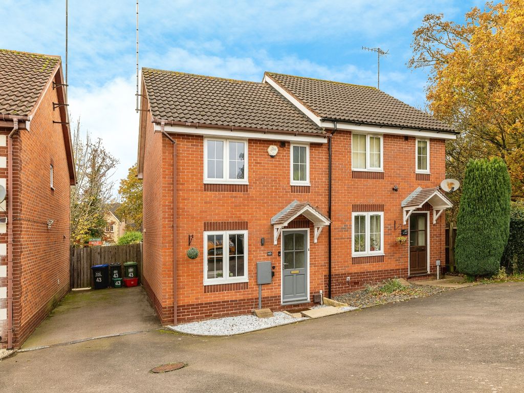 2 Bed Semi Detached House For Sale In Combroke Grove Hatton Park