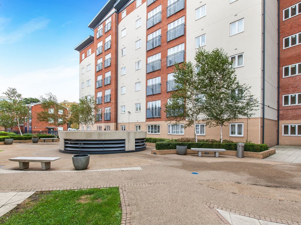 2 bed flat for sale in Aspects Court, Slough SL1 - Zoopla