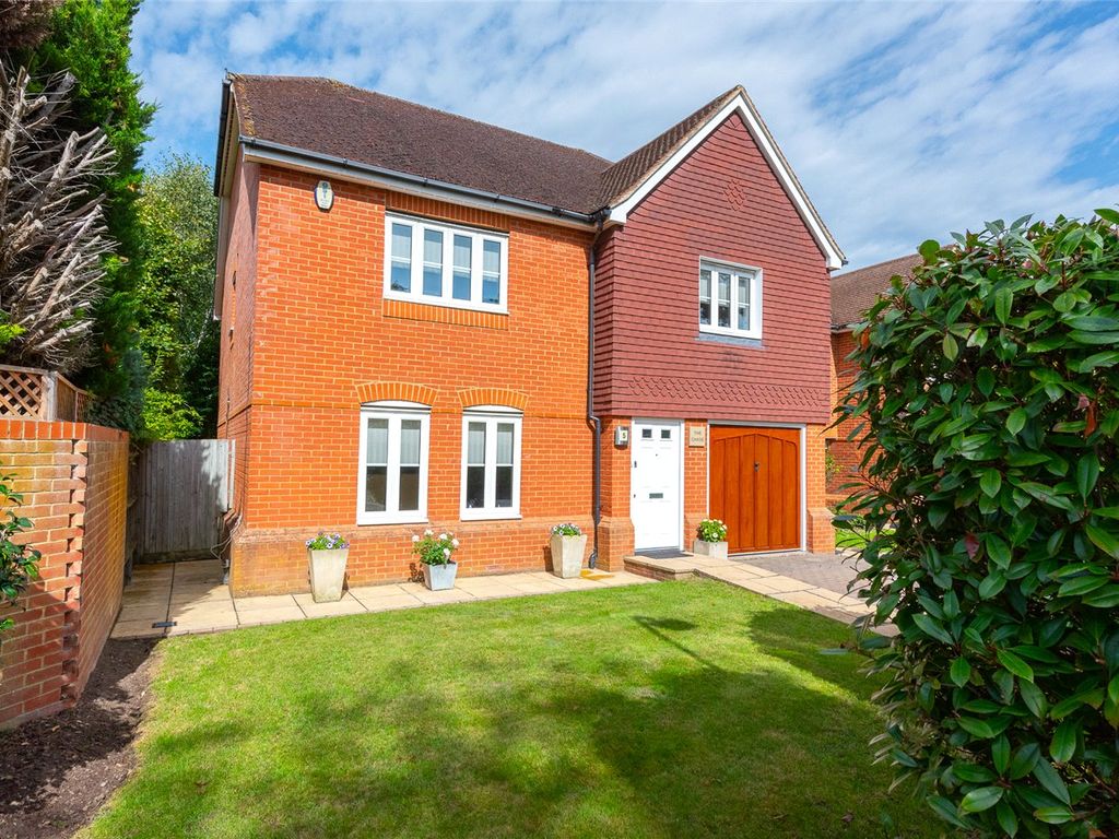 4 Bed Detached House For Sale In Landen Grove Wokingham Berkshire