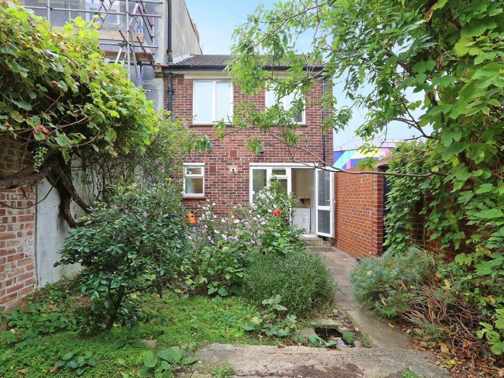 2 Bed End Terrace House To Rent In Hinton Road London Se24 £2 100 Pcm