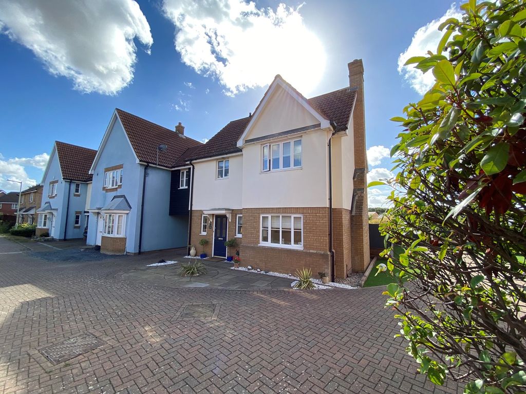 4 Bed Link Detached House For Sale In Dunnock Close Stowmarket Ip14