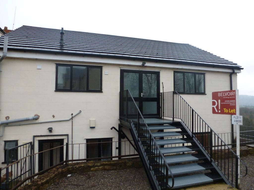 3 bed flat to rent in Railway Road, Cefn Mawr LL14 - Zoopla