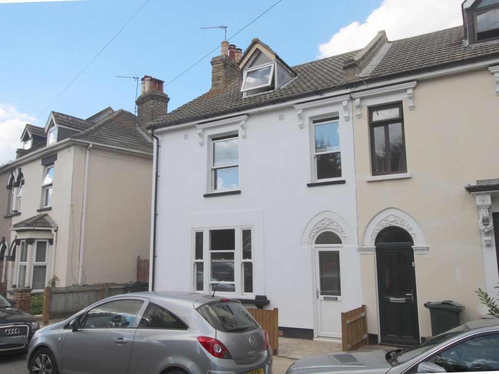 4 bed semi-detached house to rent in Miskin Road, Dartford DA1 - Zoopla