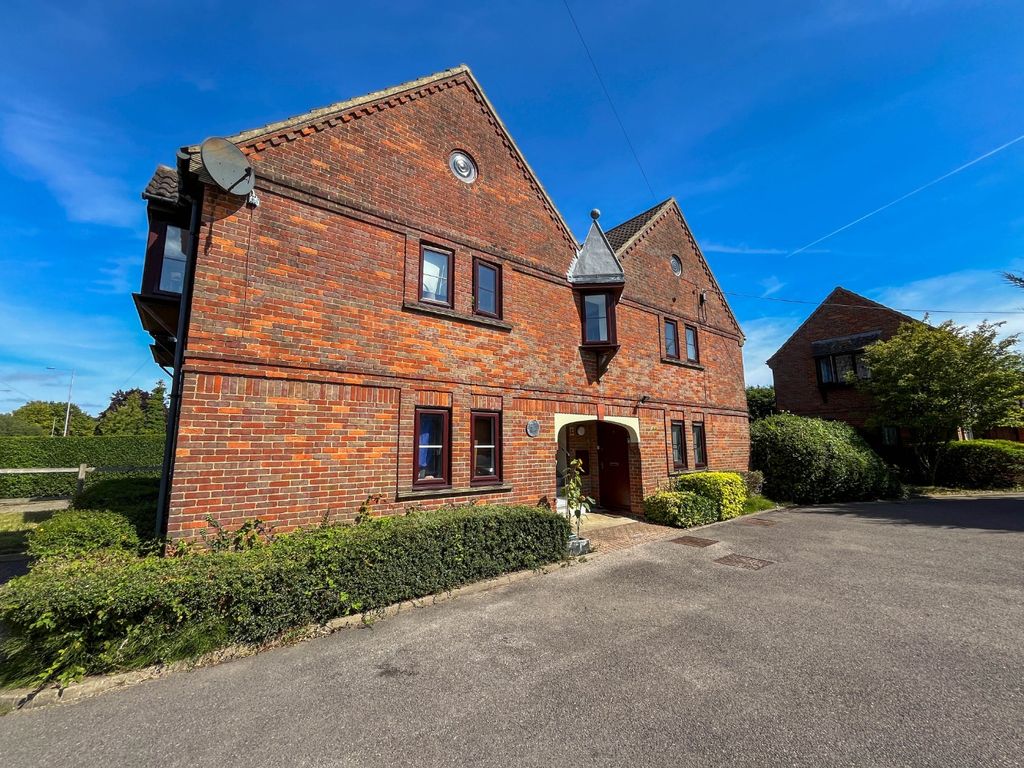 1 bed flat to rent in Stoke Court, Hartland Road, Reading, Berkshire ...