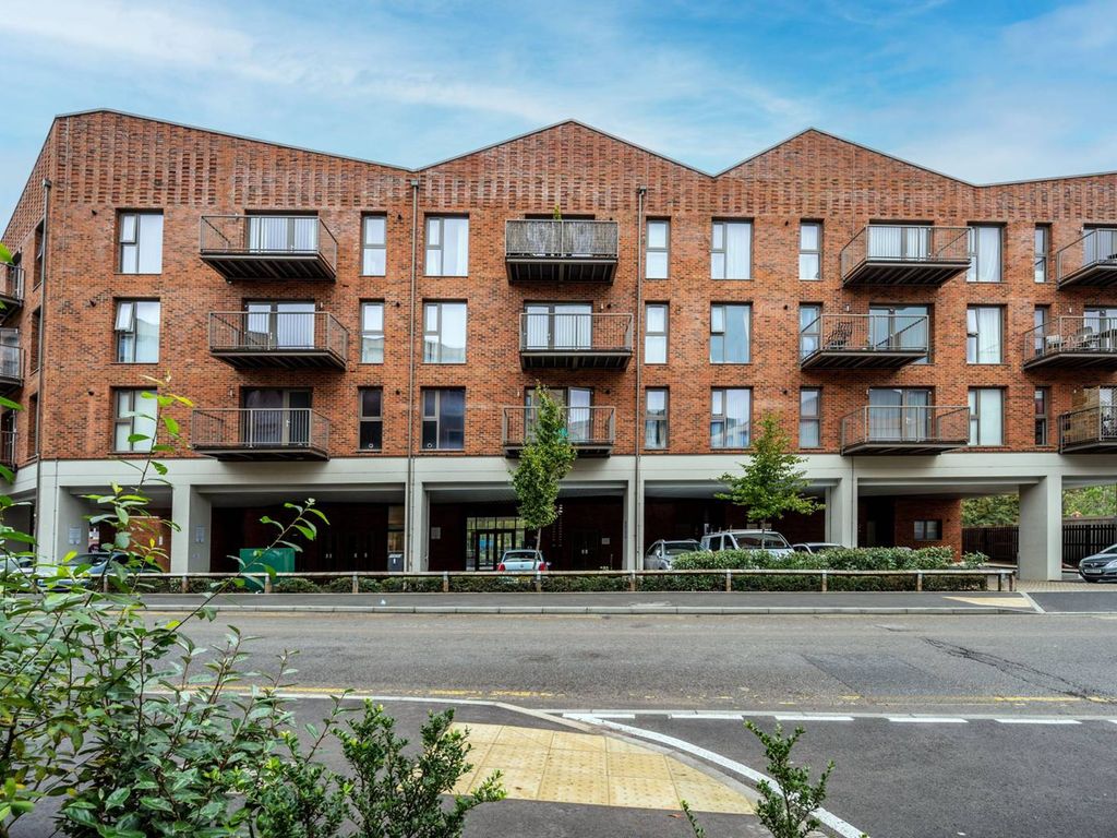 2 bed flat for sale in Walnut Tree Close, Guildford GU1, £495,000 - Zoopla