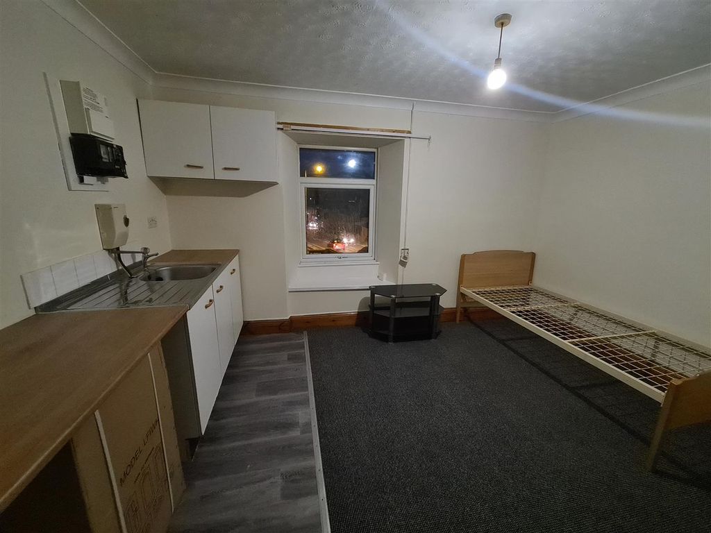 Room to rent in Maynes Row, Tuckingmill, Camborne TR14 - Zoopla