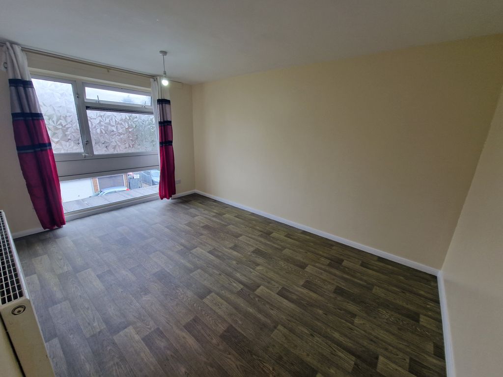2 bed flat to rent in Brook Street, Luton LU3, £1,200 pcm - Zoopla