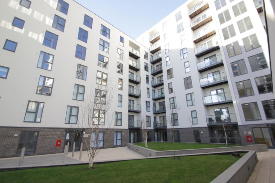 2 bed flat to rent in Guildford Road, Woking GU22, £1,700 pcm - Zoopla