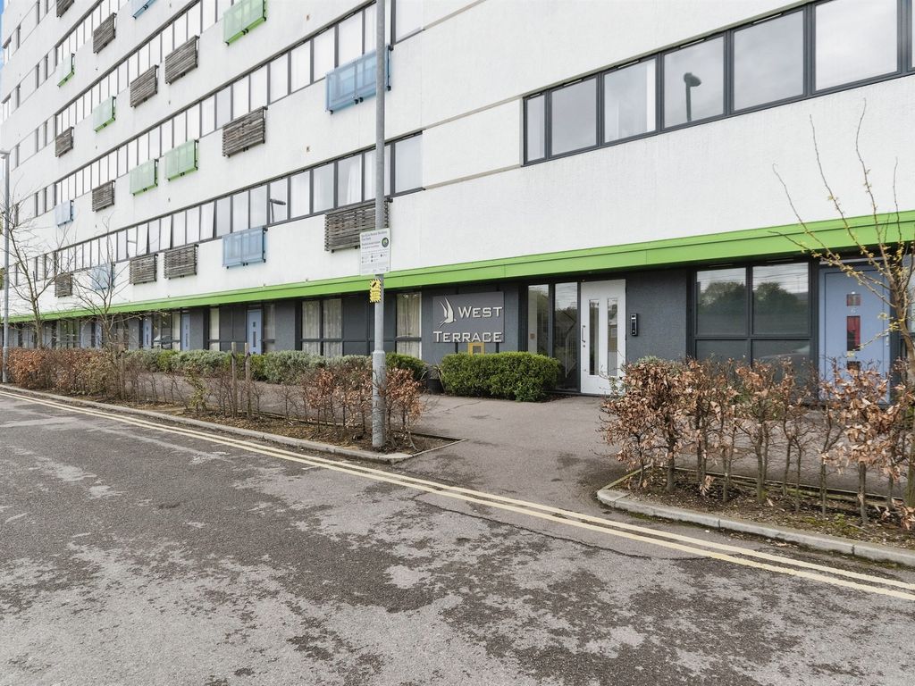 3 bed flat for sale in Kings Road, Stevenage SG1 - Zoopla
