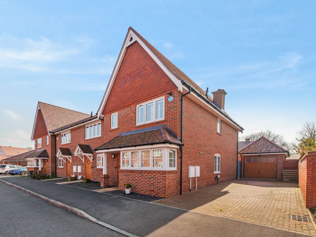 3 Bed End Terrace House For Sale In Barford Drive Wokingham Berkshire