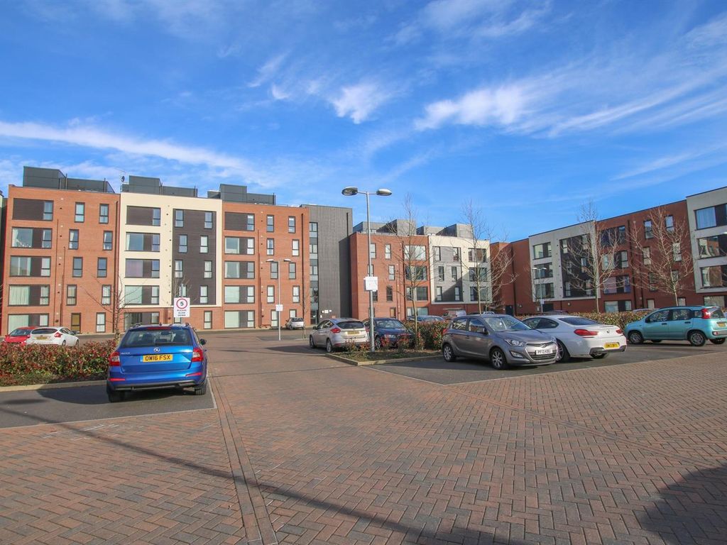 2 bed flat to rent in Monticello Way, Coventry CV4, £895 pcm - Zoopla