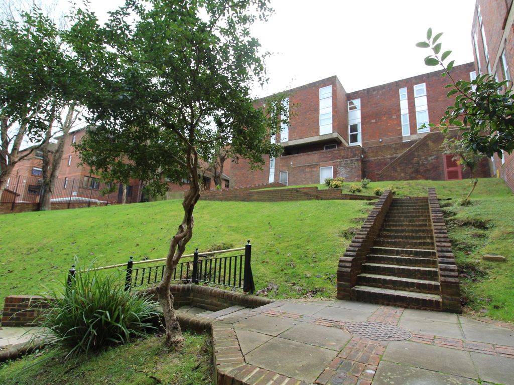 2 bed flat to rent in Downs Road, Luton LU1, £850 pcm - Zoopla