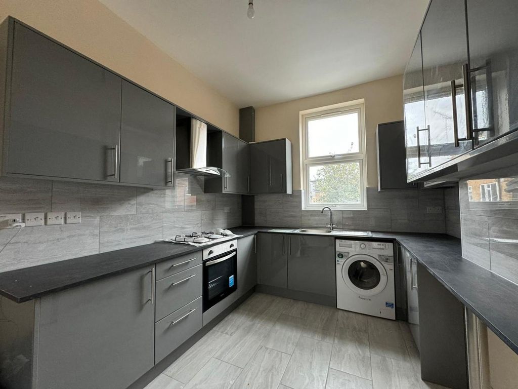 4 bed flat to rent in Churchfield Road, London W3, £2,900 pcm - Zoopla