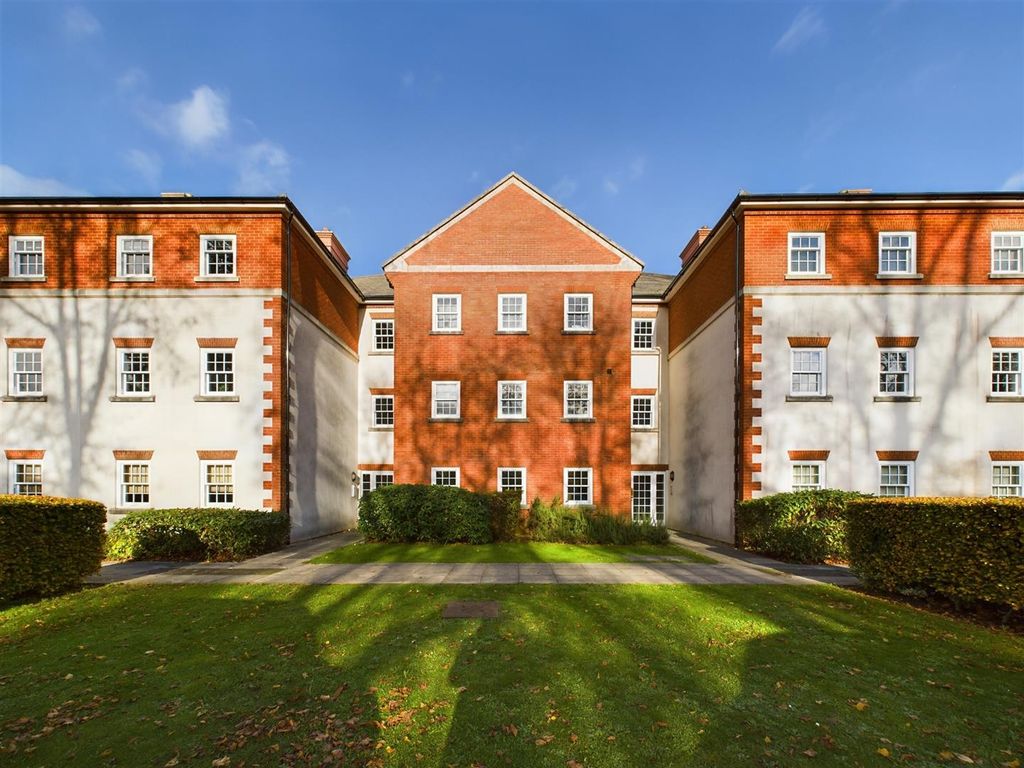 2 bed flat for sale in Gawton Crescent, Coulsdon CR5, £270,000 - Zoopla