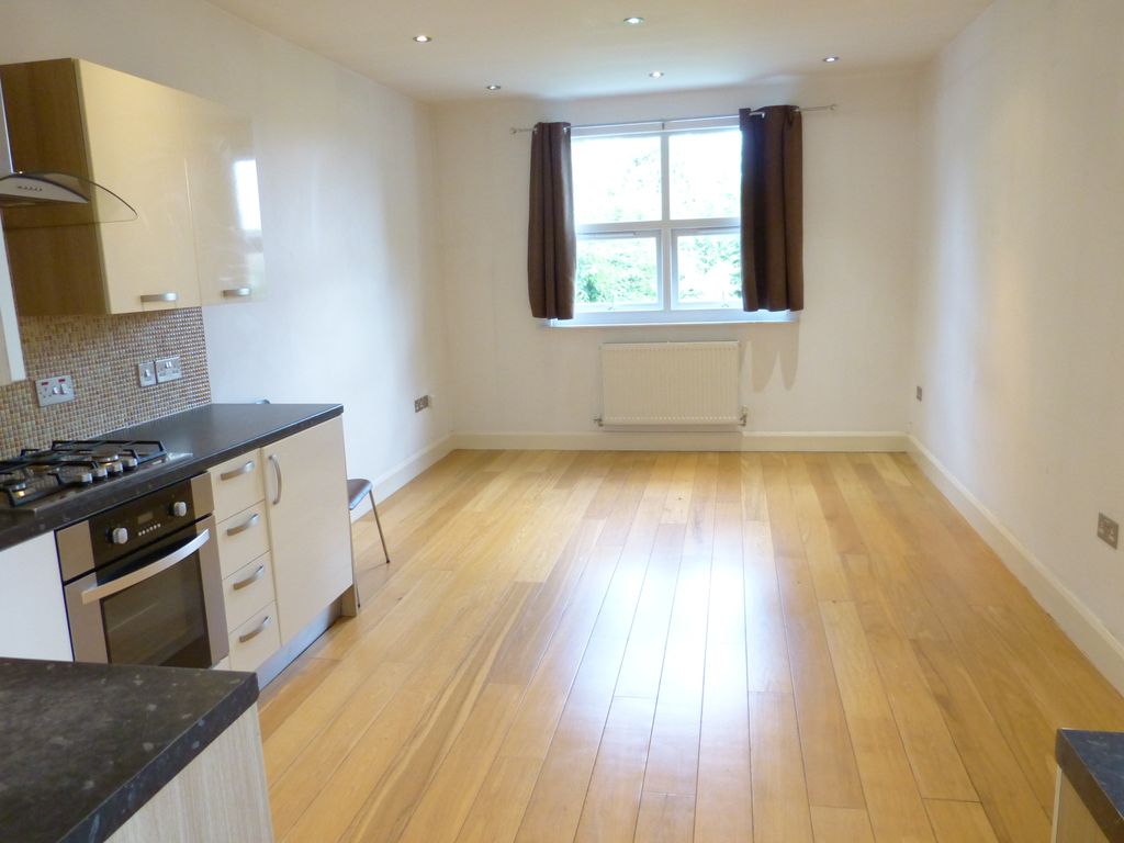 2 bed flat to rent in Station Road, London NW4, £1,800 pcm - Zoopla