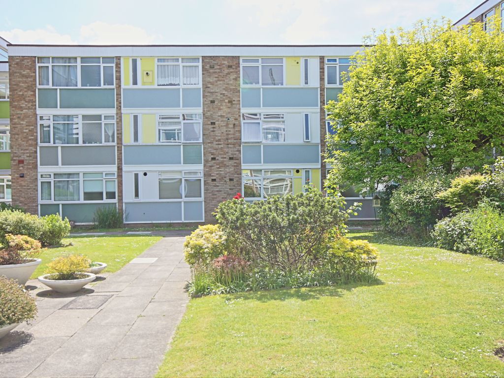 2 bed flat to rent in South View Court, Woking GU22, £1,350 pcm - Zoopla
