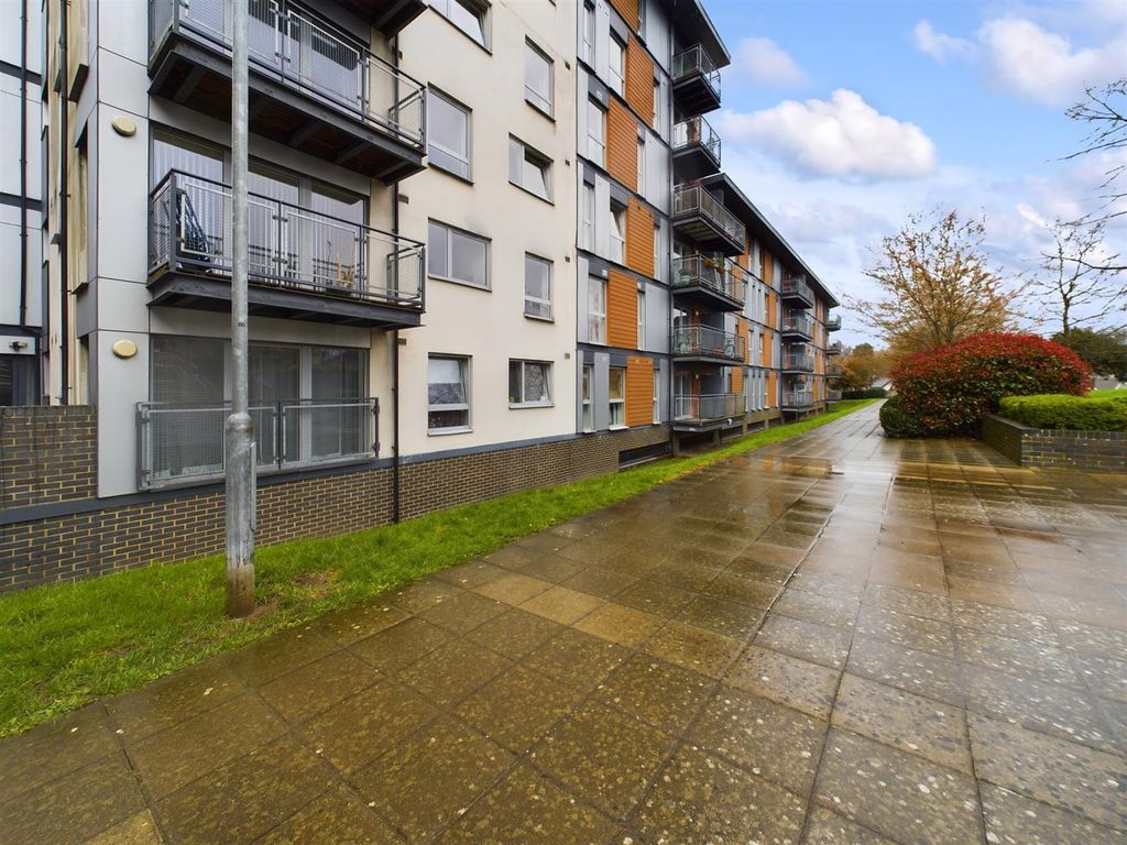 2 bed flat for sale in Commonwealth Drive, Crawley RH10, £260,000 - Zoopla