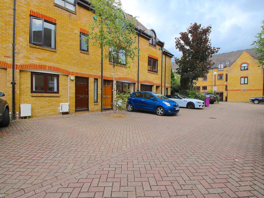 4 bed property to rent in Roding Mews, London E1W, £3,600 pcm - Zoopla