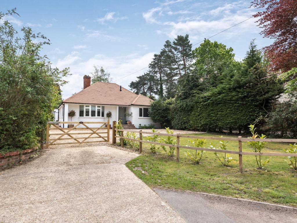 4 Bed Bungalow For Sale In Finchampstead Road Finchampstead Wokingham
