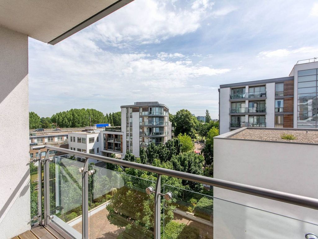 1 bed flat to rent in Great West Quarter, Brentford TW8 - Zoopla