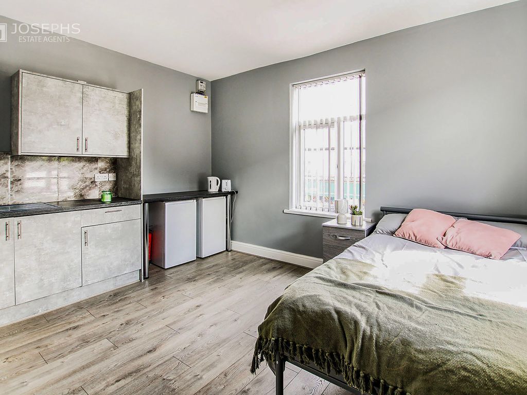 1 bed flat to rent in Derby Street, Bolton BL3, £700 pcm - Zoopla