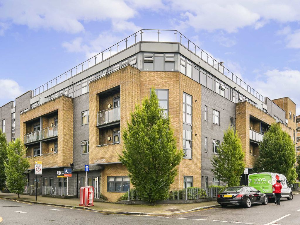2 bed flat to rent in Oldridge Road, London SW12, £2,600 pcm - Zoopla