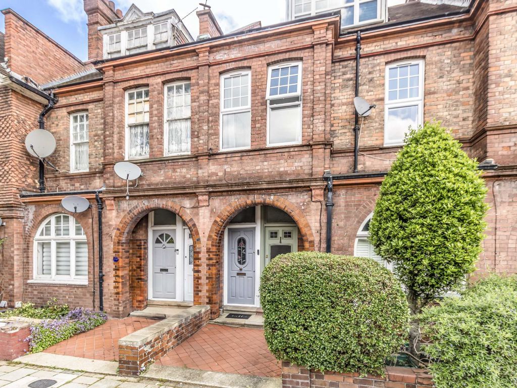 3 bed flat to rent in Barcombe Avenue, London SW2, £2,700 pcm - Zoopla