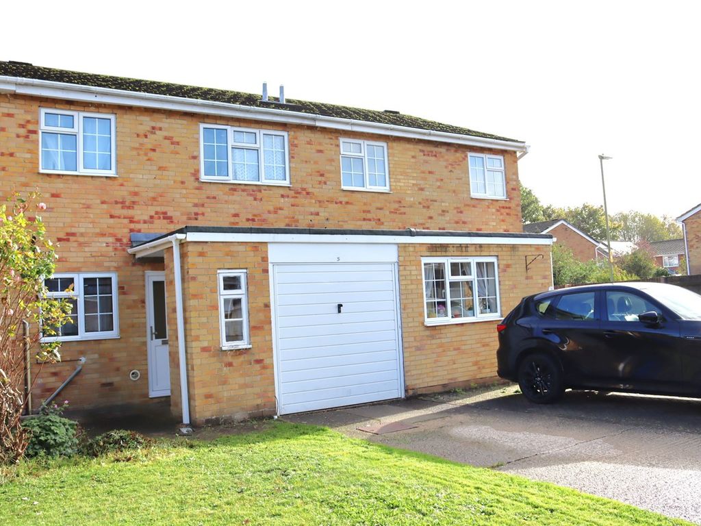 3 Bed Terraced House For Sale In Chatsworth Road Farnborough Gu14 £