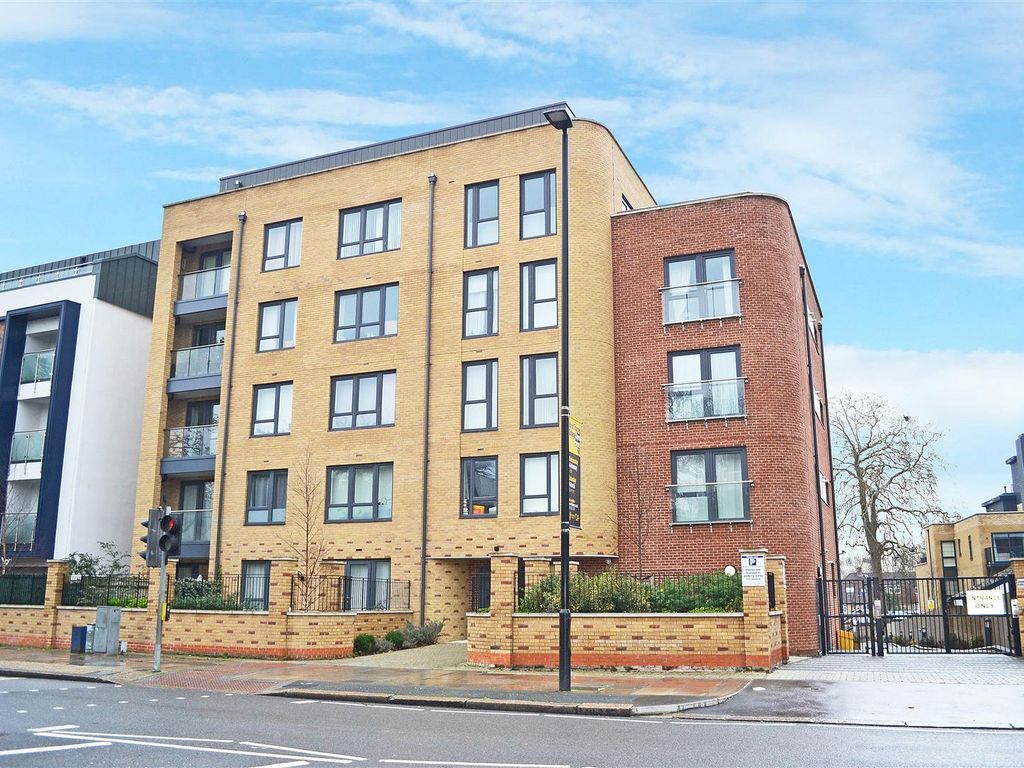 3 bed flat to rent in London Road, Isleworth TW7, £2,400 pcm - Zoopla