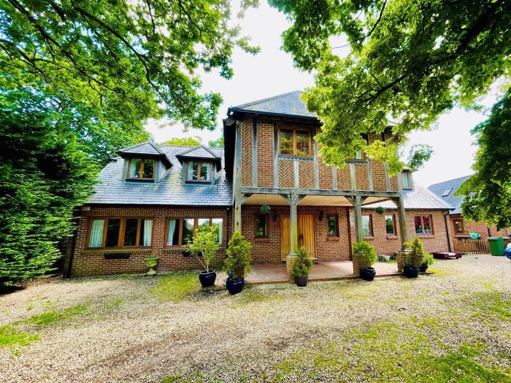 6 bed detached house for sale in Reading Road, Chineham, Basingstoke ...