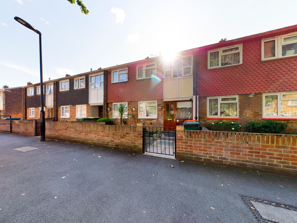 3 bed terraced house for sale in Albert Walk, London E16 - Zoopla