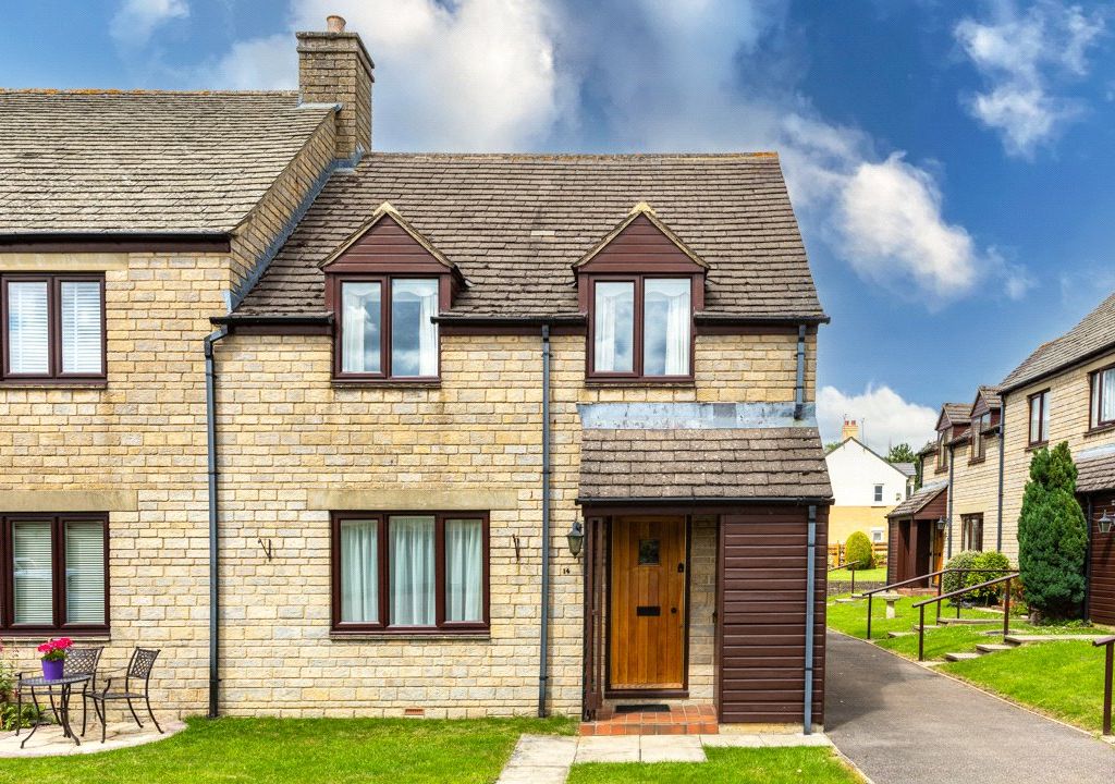 2 bed end terrace house for sale in Kingsdale Court, Broadway ...