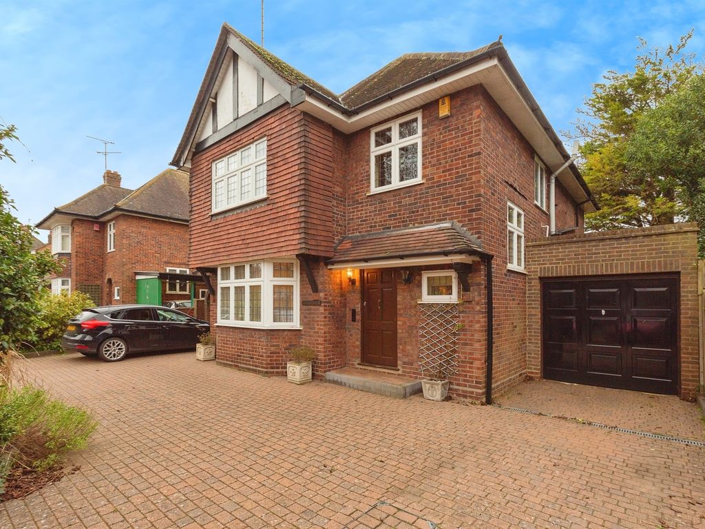 3 bed detached house for sale in Friars Walk, Dunstable LU6, £630,000 ...
