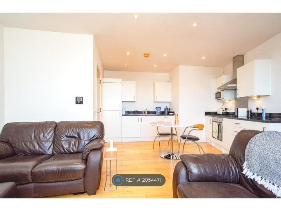 2 bed flat to rent in Clarendon Road, London WD17, £1,950 pcm - Zoopla