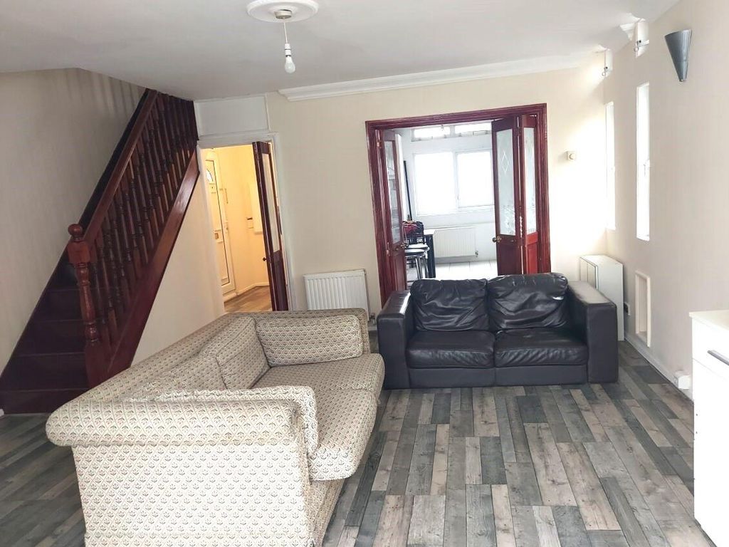 3 bed flat to rent in Victoria Rise, London SW4, £3,000 pcm - Zoopla